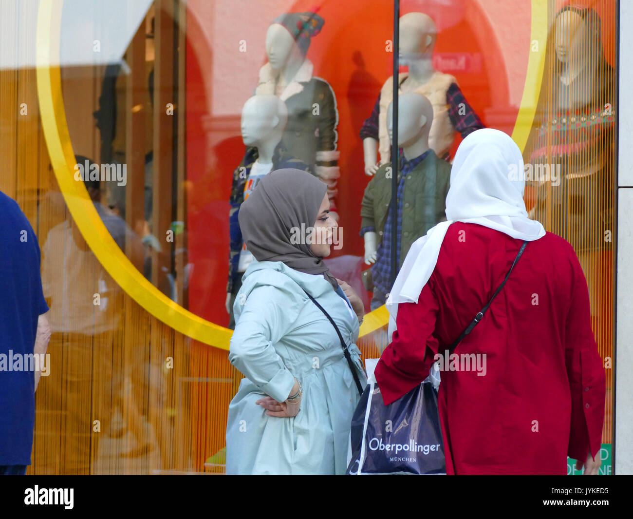 Full burka hi-res stock photography and images - Alamy
