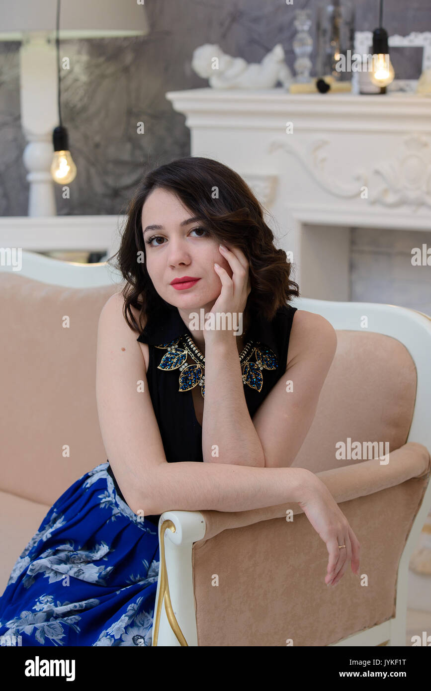 pretty girl at a photo shoot in the studio Stock Photo - Alamy