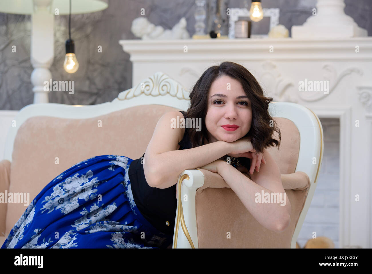 pretty girl at a photo shoot in the studio Stock Photo - Alamy