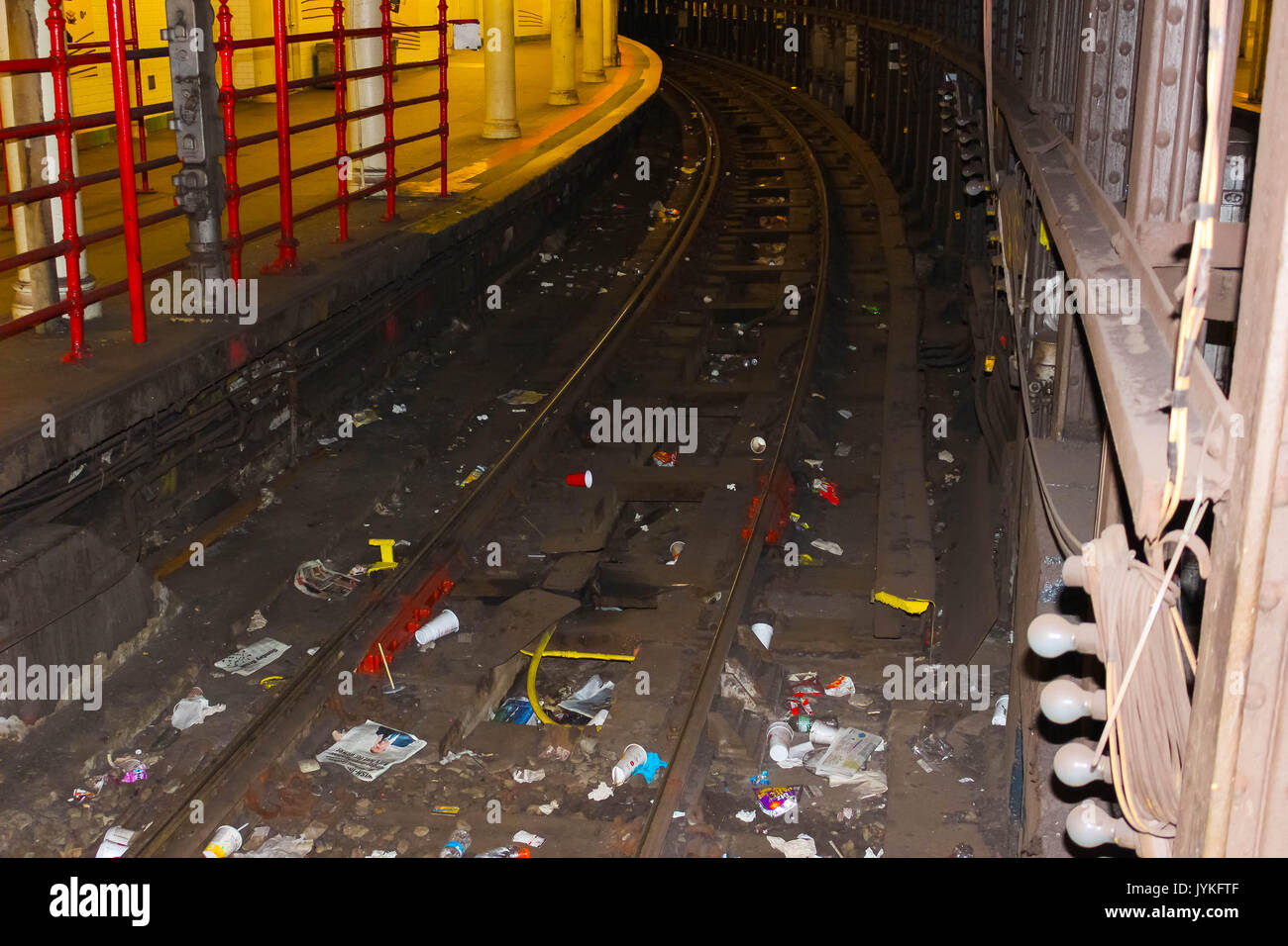 Subway trash hi-res stock photography and images - Alamy