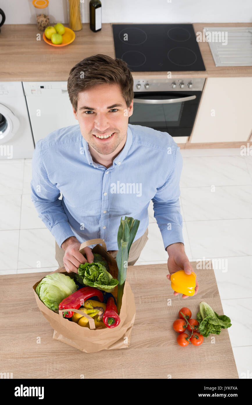 Man with grocery bag hi-res stock photography and images - Alamy