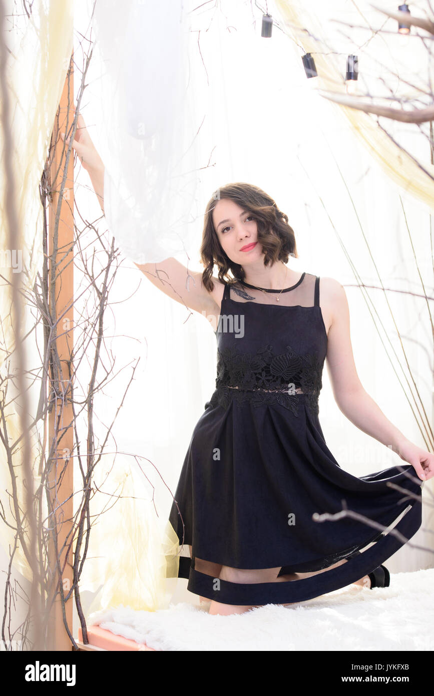 pretty girl at a photo shoot in the studio Stock Photo - Alamy