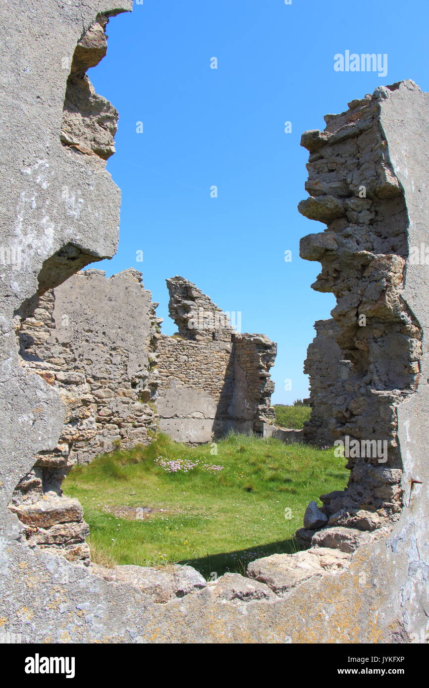 Collapsed stone walls hi-res stock photography and images - Alamy