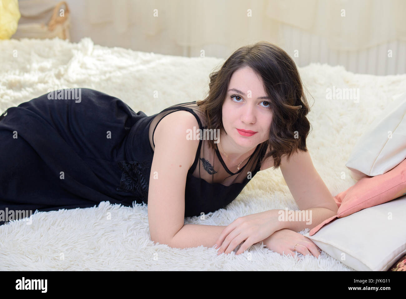 pretty girl at a photo shoot in the studio Stock Photo - Alamy