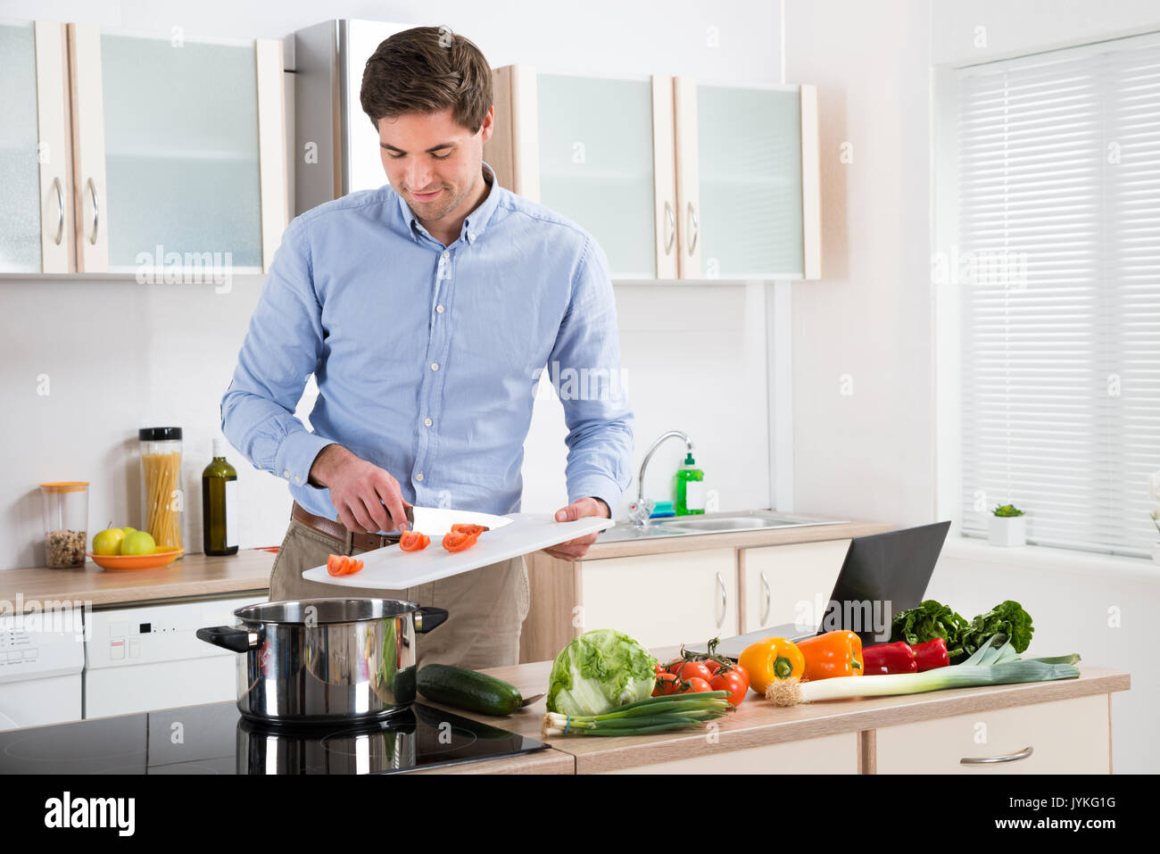 Kitchen cabinet food hi-res stock photography and images - Alamy