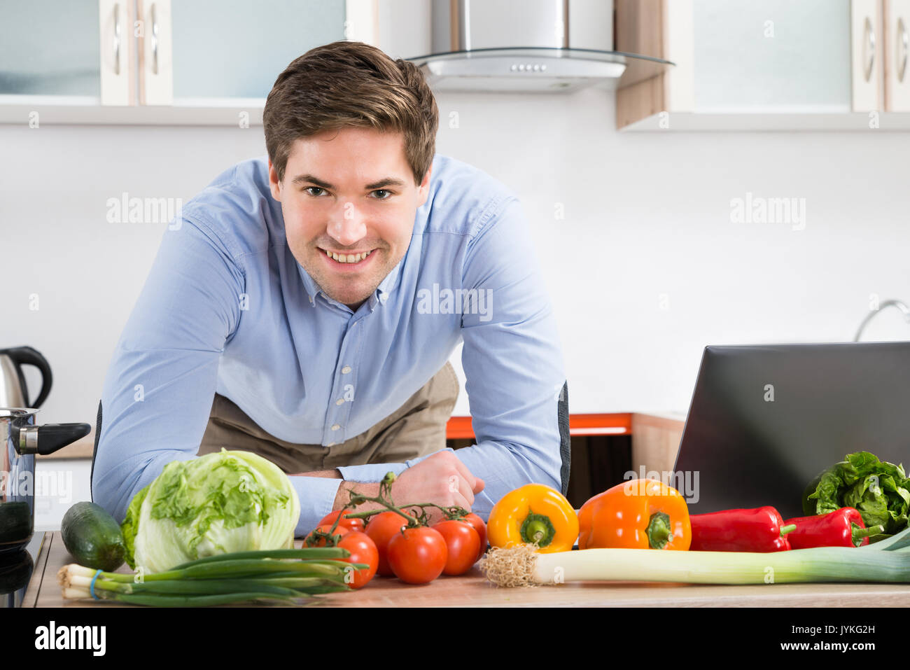 Man leaning on counter hi-res stock photography and images - Alamy