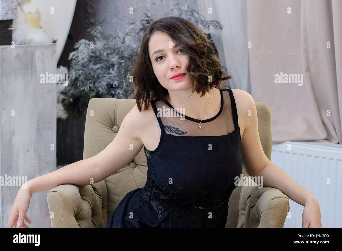 pretty girl at a photo shoot in the studio Stock Photo - Alamy