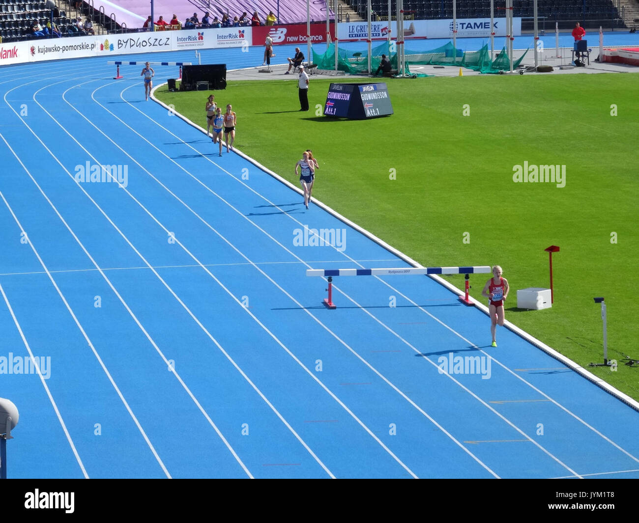Women athletics finish hi-res stock photography and images - Alamy