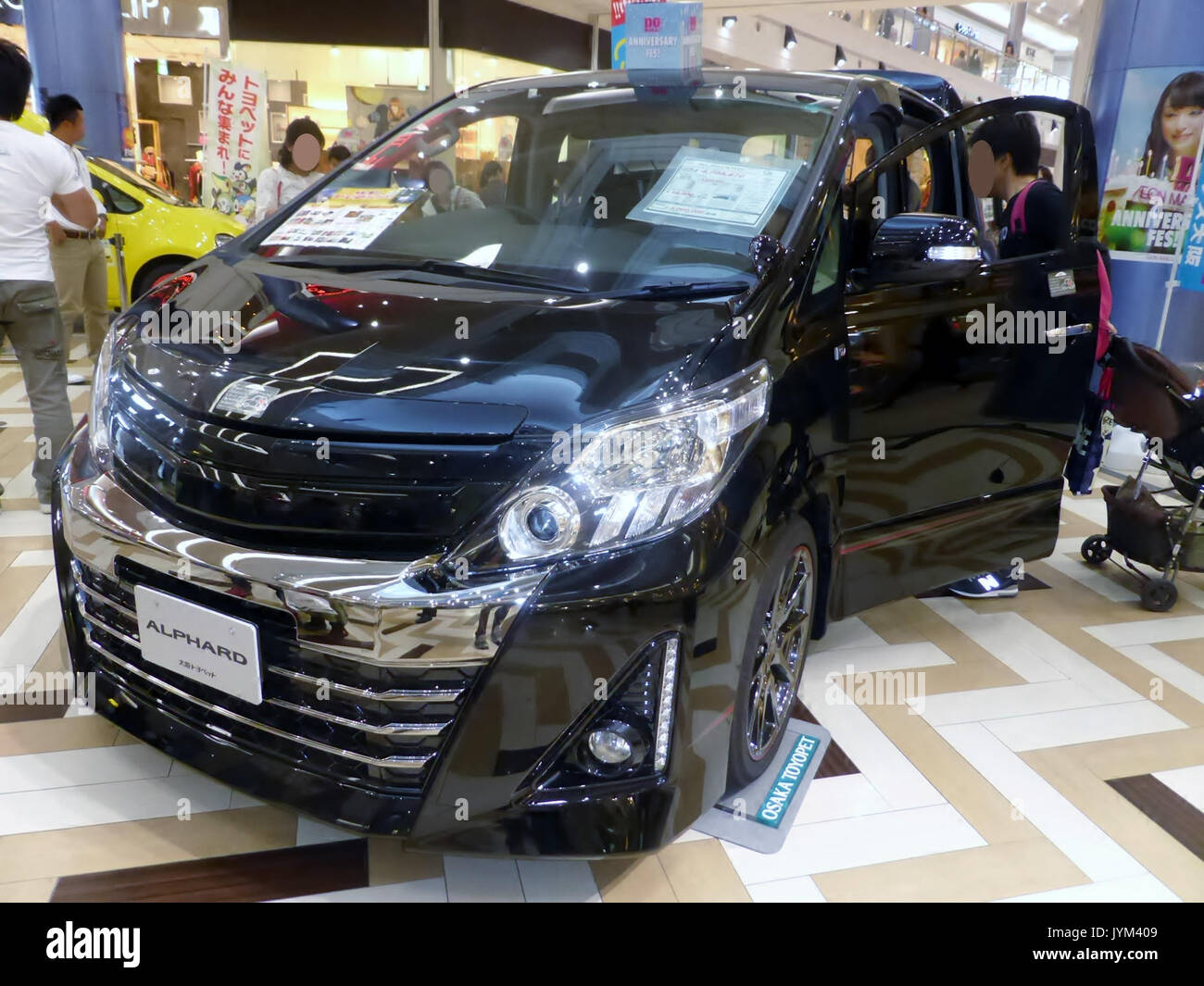 2nd generation Toyota ALPHARD G's front Stock Photo - Alamy