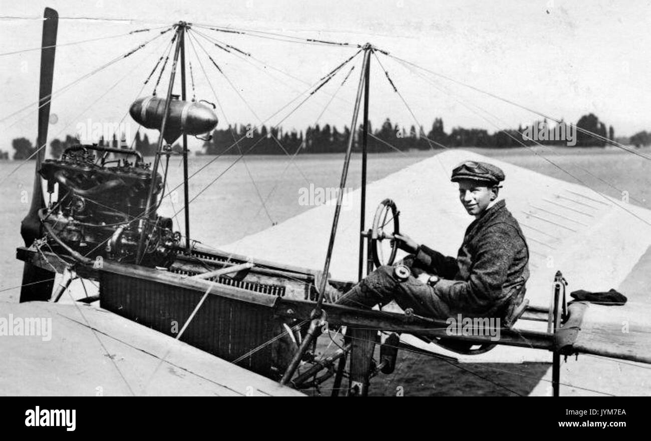 Fokker in zijn Spin Dutch aviation pioneer Fokker in his first aircraft ...