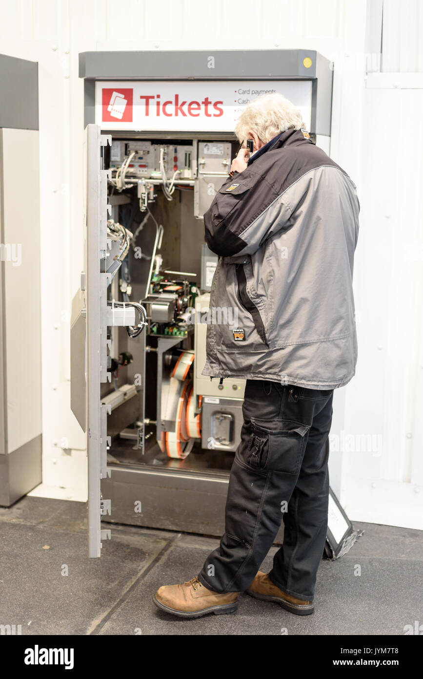 Phone vending machine hi-res stock photography and images - Alamy