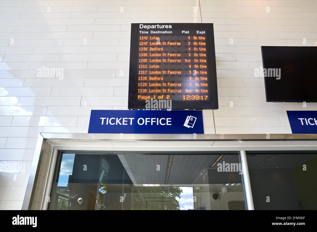 Luton london england railway station hi-res stock photography and ...