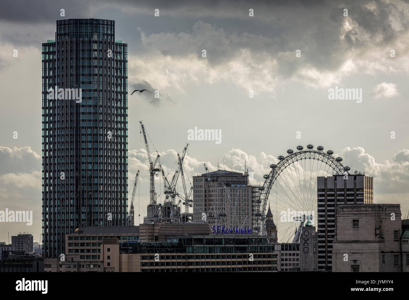 London evening skyline hi-res stock photography and images - Alamy