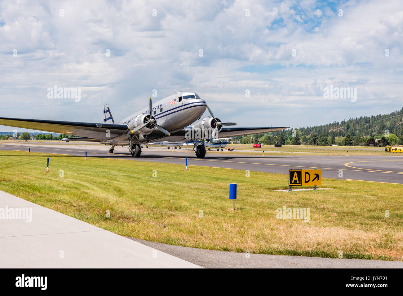 Douglas dc 3 passenger plane hi-res stock photography and images - Alamy