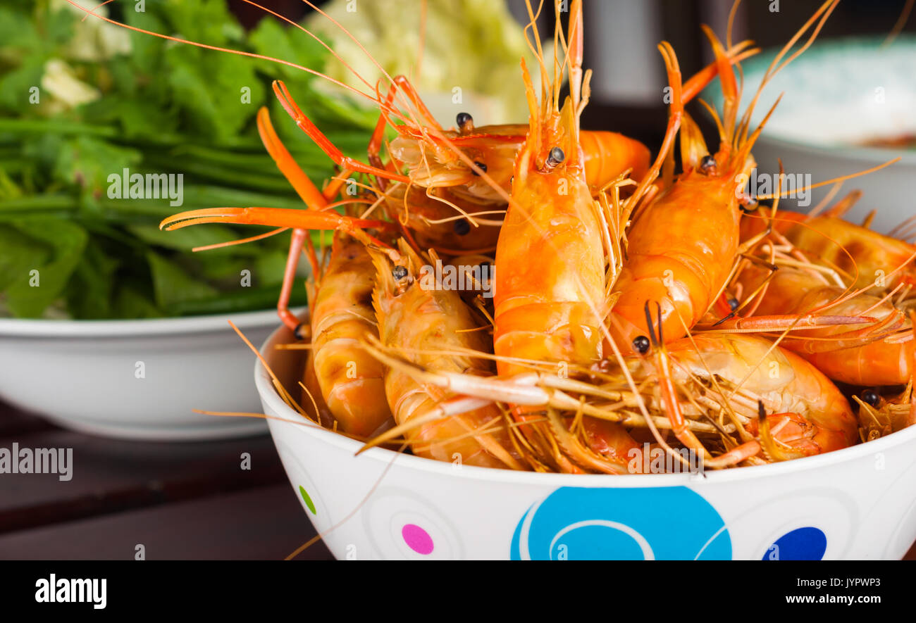 Grilled tiger prawns in bowl on kitchen table Stock Photo - Alamy