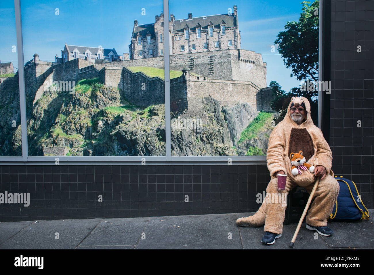 An Italian beggar dressed up for the festival in Edinburgh Stock Photo ...
