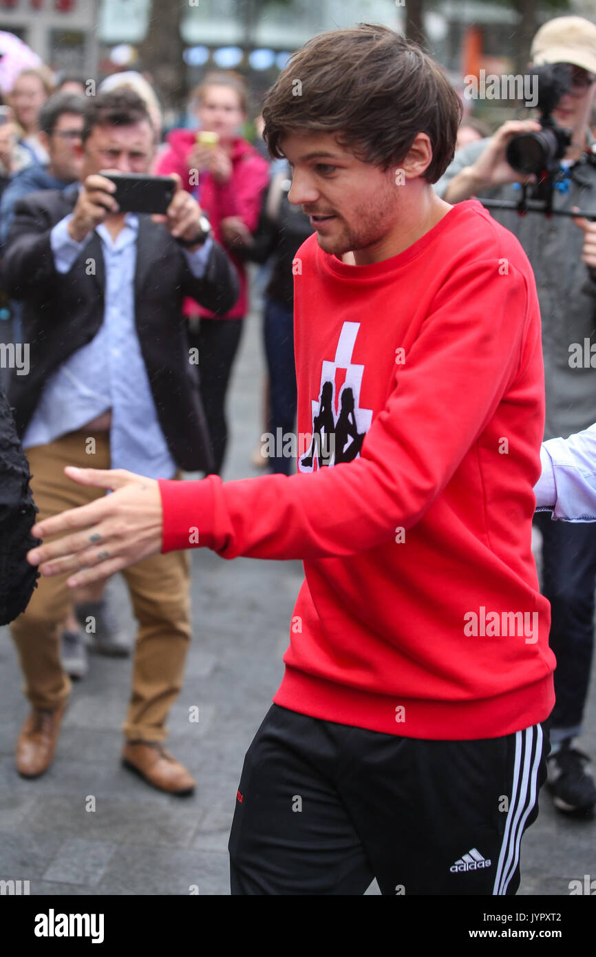 One direction fans crying hi-res stock photography and images - Alamy