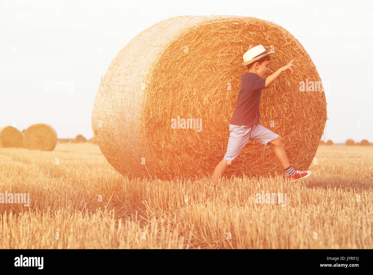 Children playing in hay bale hi-res stock photography and images - Alamy