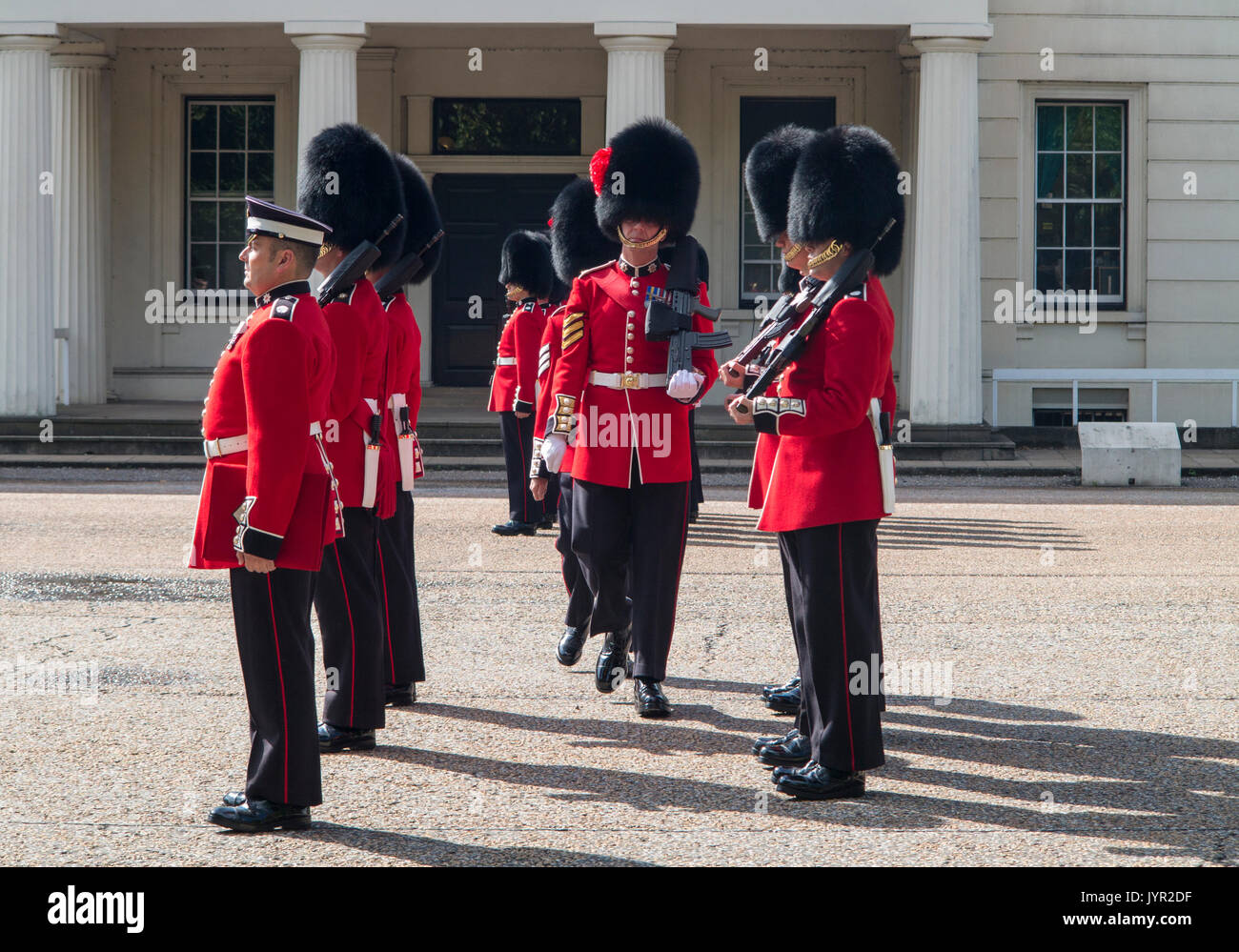 Queens guard soldiers parade hi-res stock photography and images - Alamy