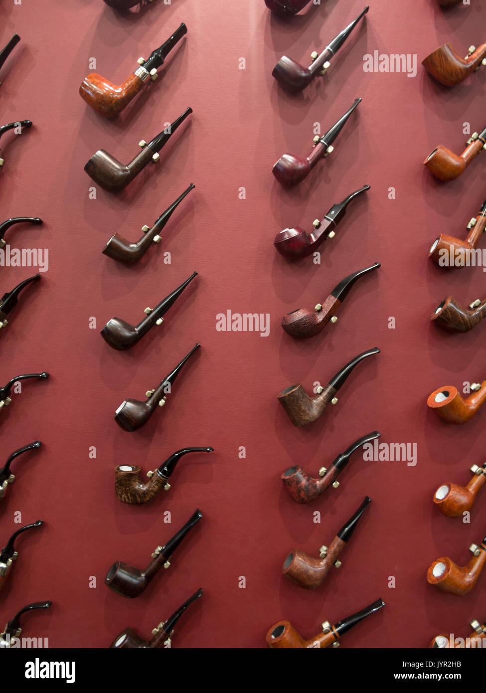 A display of different types of pipe smokers' pipes Stock Photo - Alamy