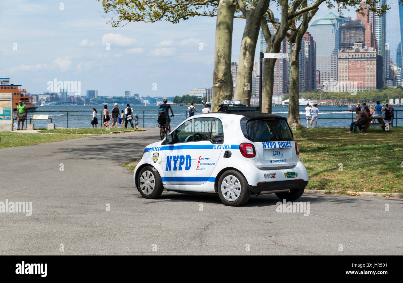 NYPD (New York Police Department) Smart Car (ForTwo) on patrol on ...