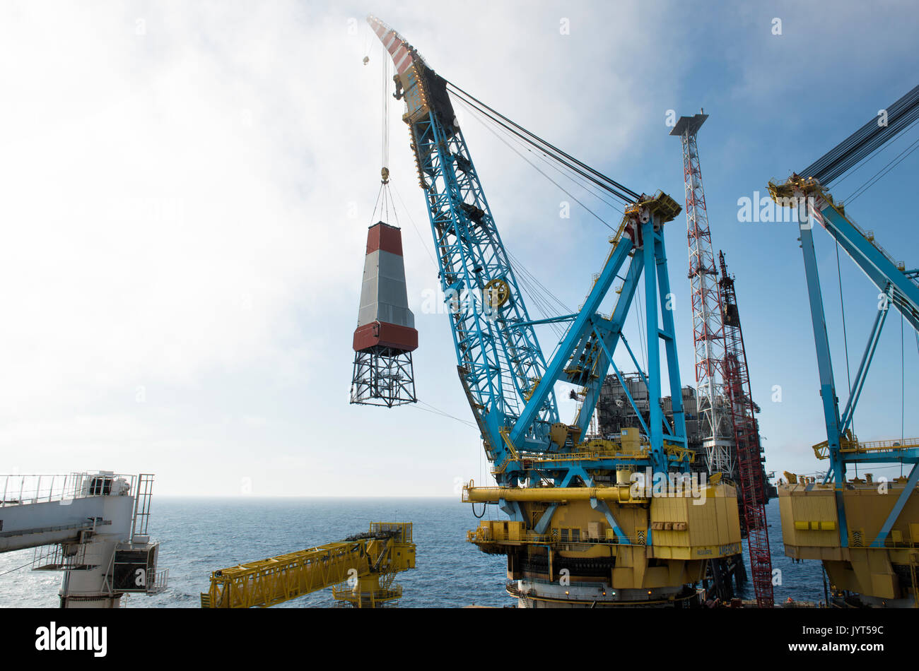 The crane on the Saipem S7000 lifting a drilling derrick off the BP ...