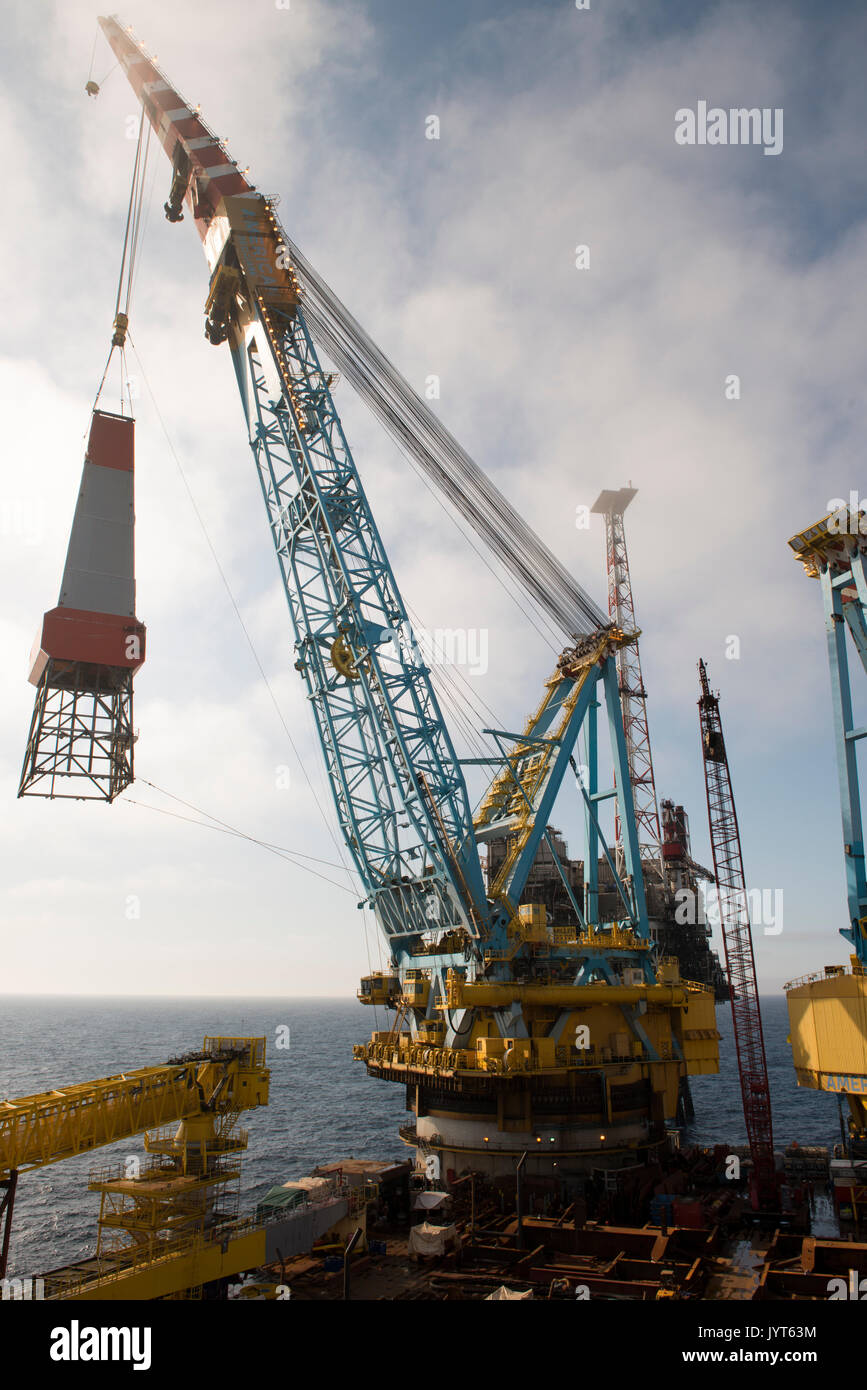 The crane on the Saipem S7000 lifting a drilling derrick off the BP ...