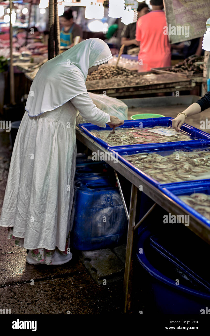 Burqa and shopping hi-res stock photography and images - Alamy
