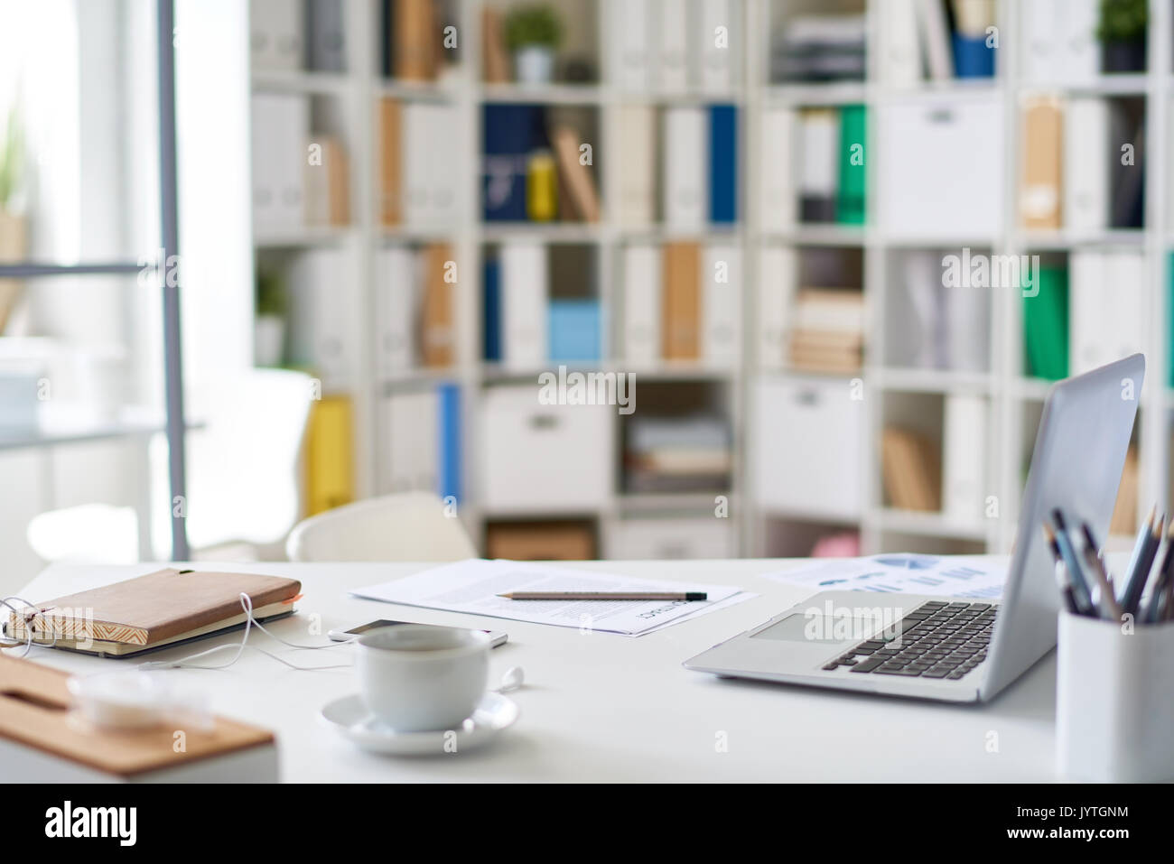 Empty workplace hi-res stock photography and images - Alamy