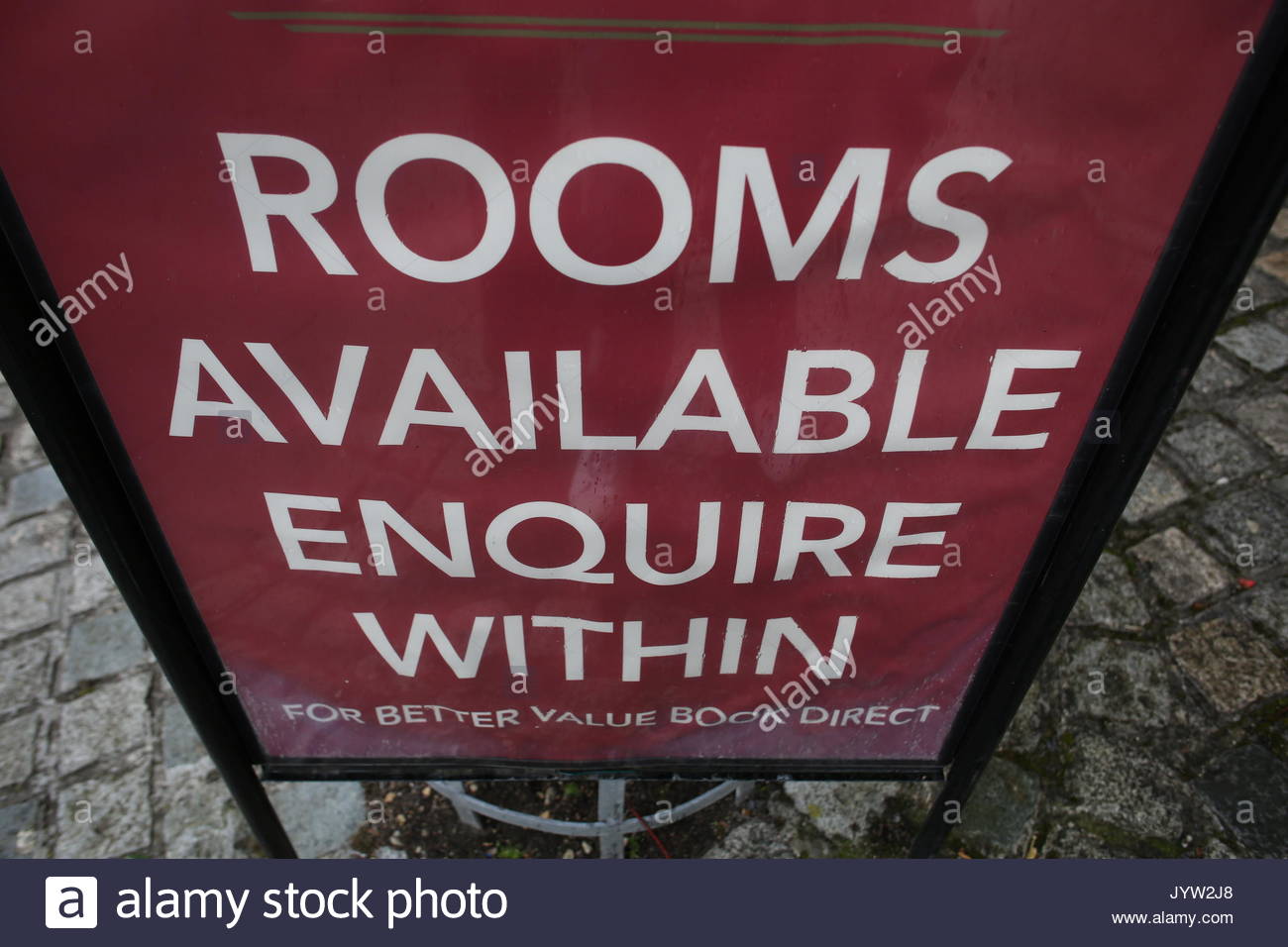 A sign offering rooms and accommodation at a hotel Stock Photo - Alamy