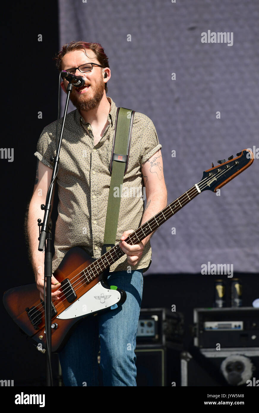 Girls performing v festival hi-res stock photography and images - Alamy