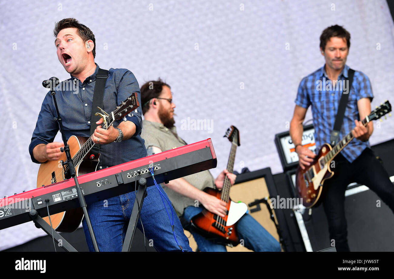 Girls performing v festival hi-res stock photography and images - Alamy