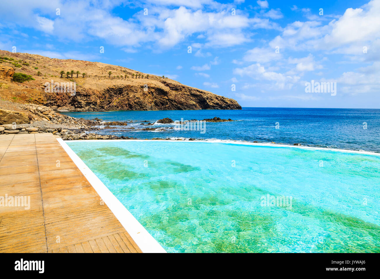 Infinity swimming pool hi-res stock photography and images - Alamy