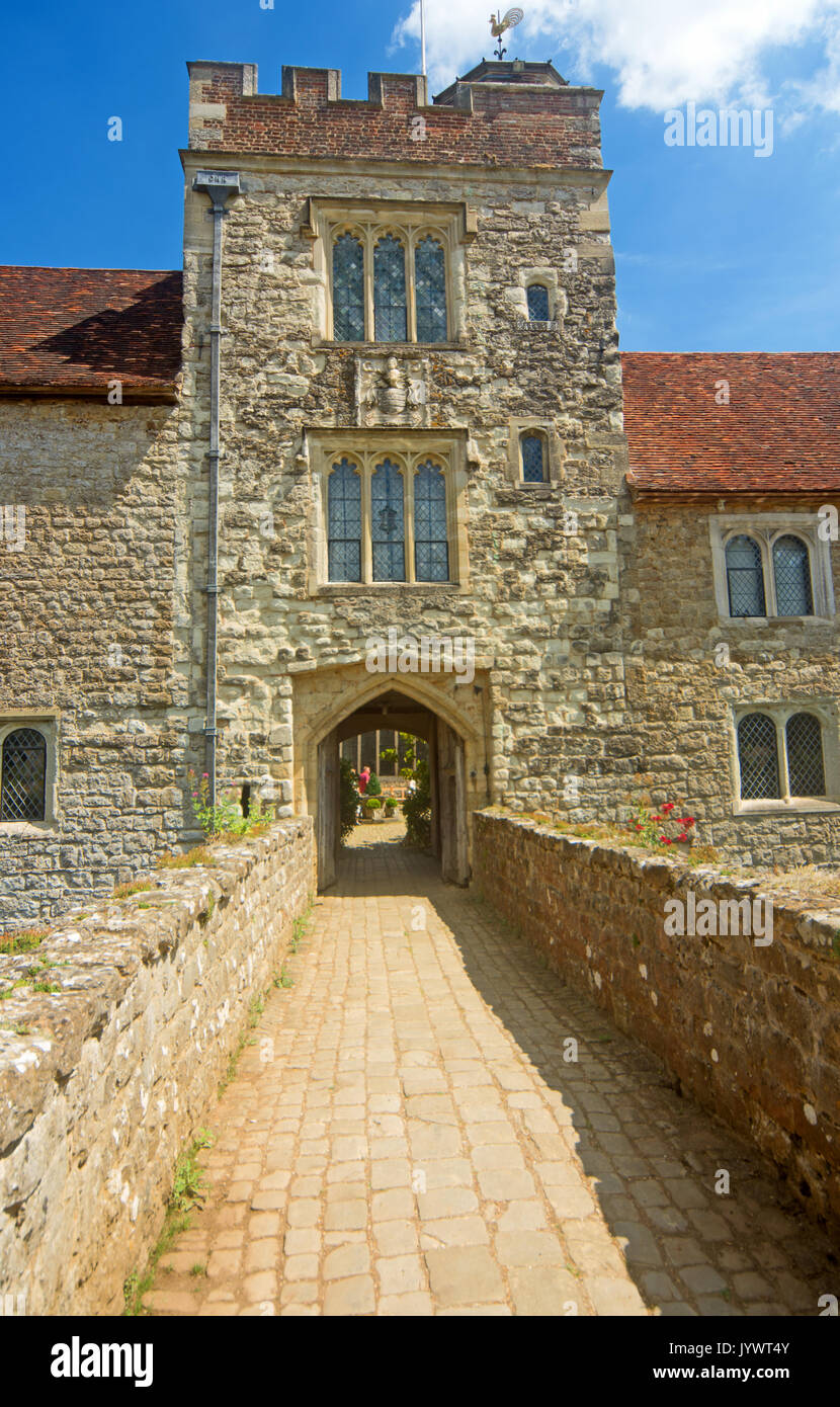 Entrance manor house hi-res stock photography and images - Alamy