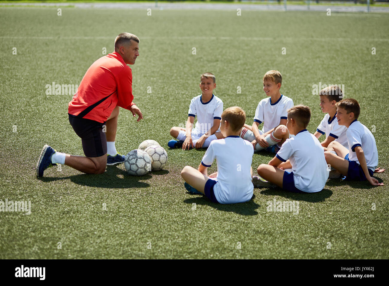 Explaining teaching instructing hi-res stock photography and images - Alamy