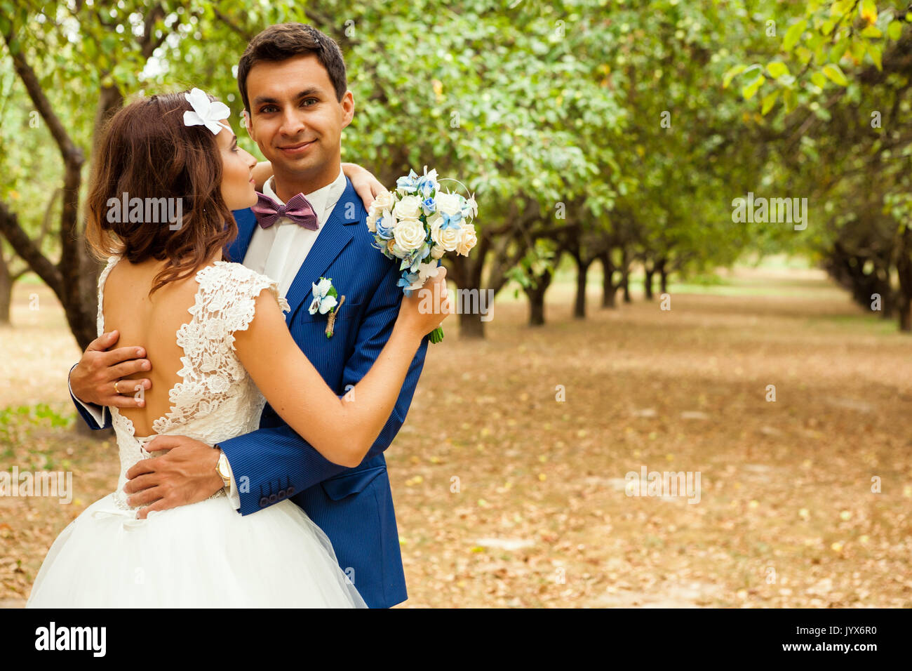 Wedding couple happy park hi-res stock photography and images - Alamy