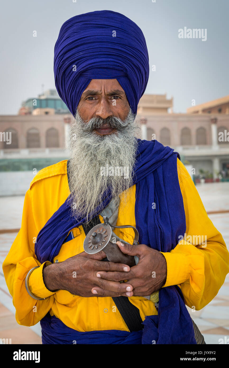 Sikh guard at The Golden Temple Complex, Amritsar, Punjab, Northern ...