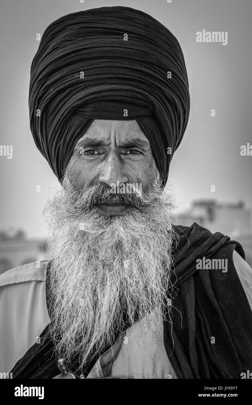 Sikh guard golden temple amritsar Black and White Stock Photos & Images ...