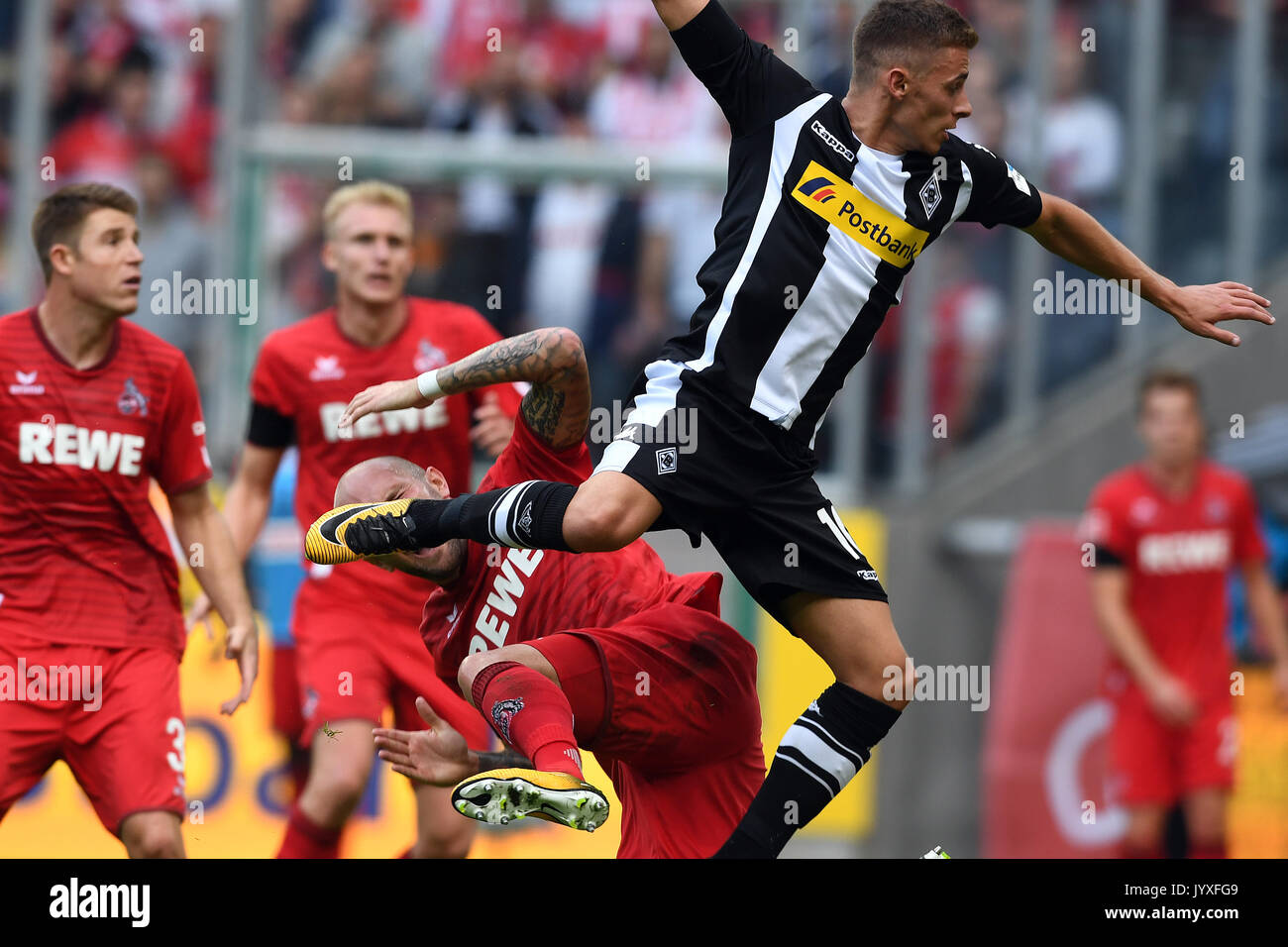 Moenchengladbach, Germany. 20th Aug, 2017. Gladbach's Thorgan Hazard (R ...