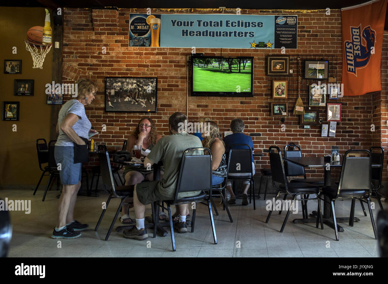 Weiser, Idaho, USA. 19th Aug, 2017. Visitors begin to trickle in for a ...