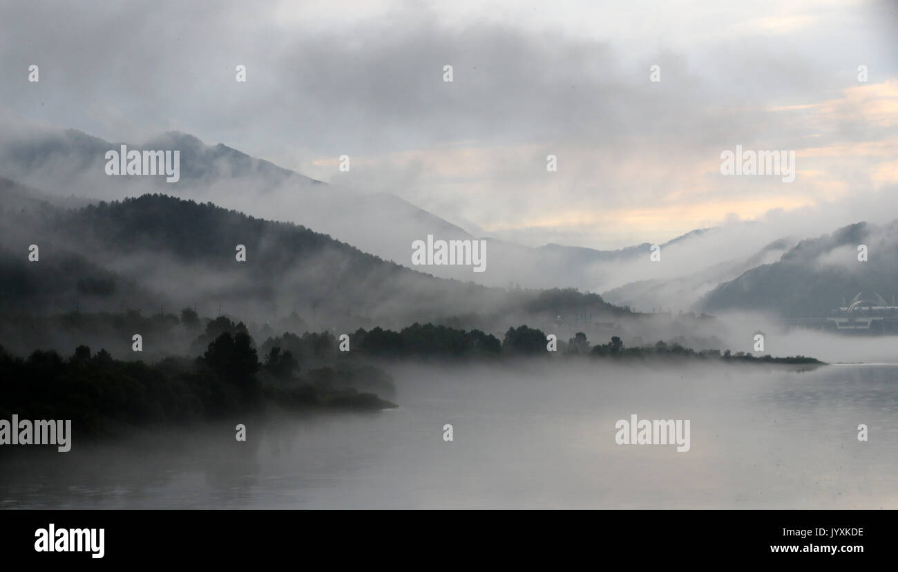 Chuncheon, Gangwon, China. 21st Ayug, 2017. Foggy river The North Han ...