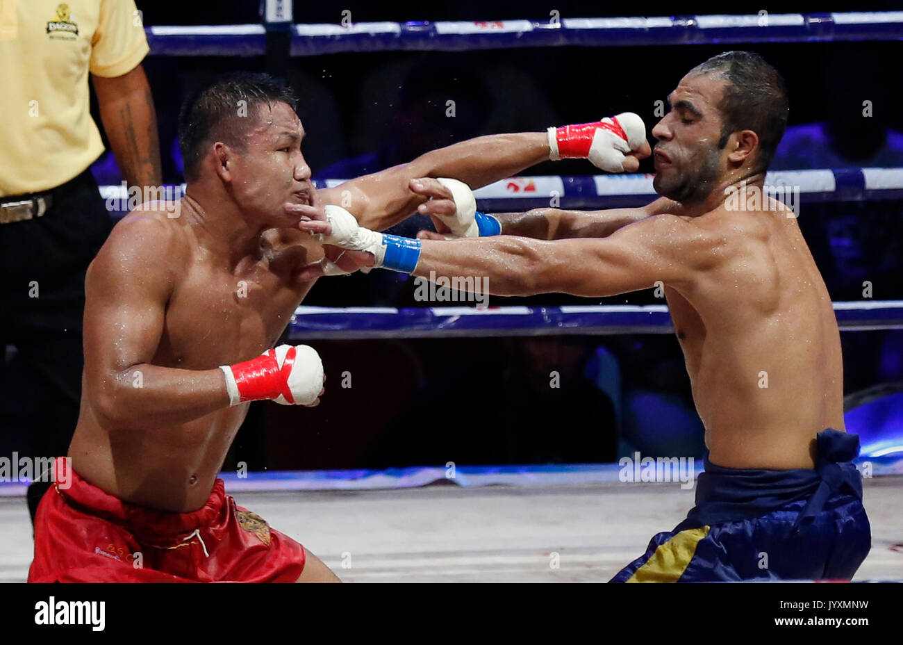 Yangon, Myanmar. 21st Aug, 2017. Saw Gaw Mu Do (L) of Myanmar fights ...