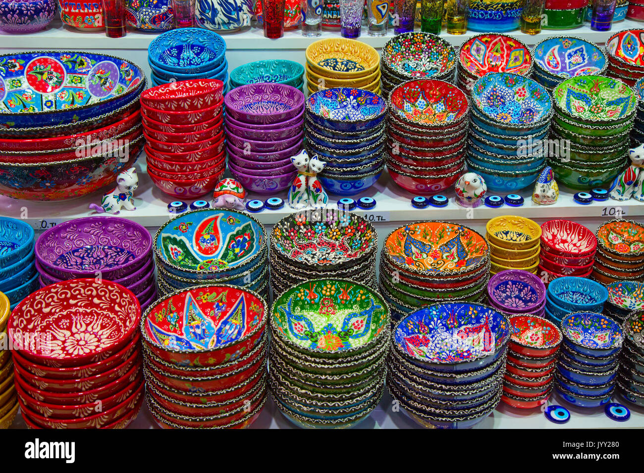 Traditional Turkish ceramics on the Grand Bazaar Stock Photo - Alamy