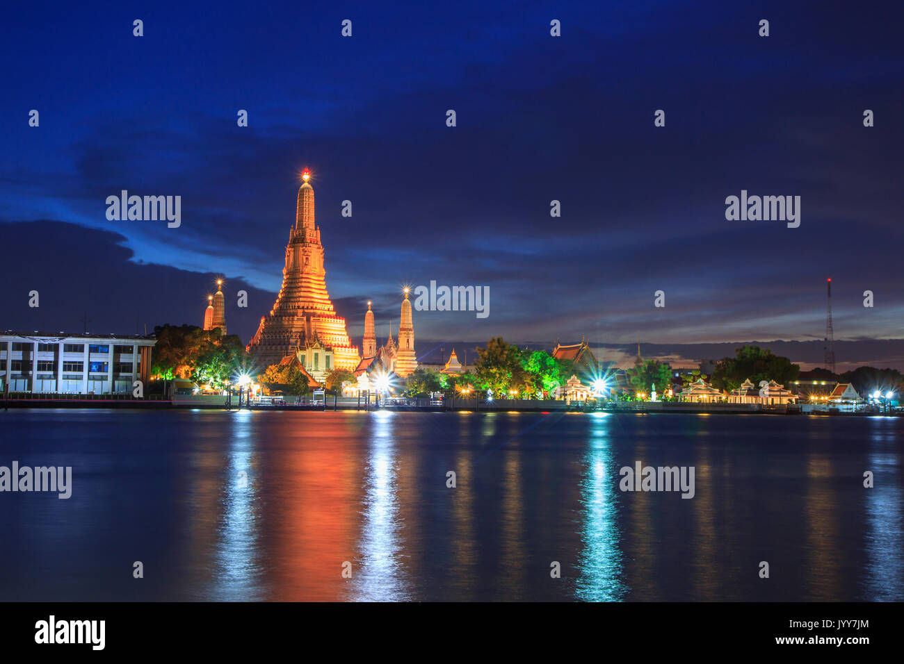 River side view of Wat Arun Ratchawararam Ratchawaramahawihan / Wat ...