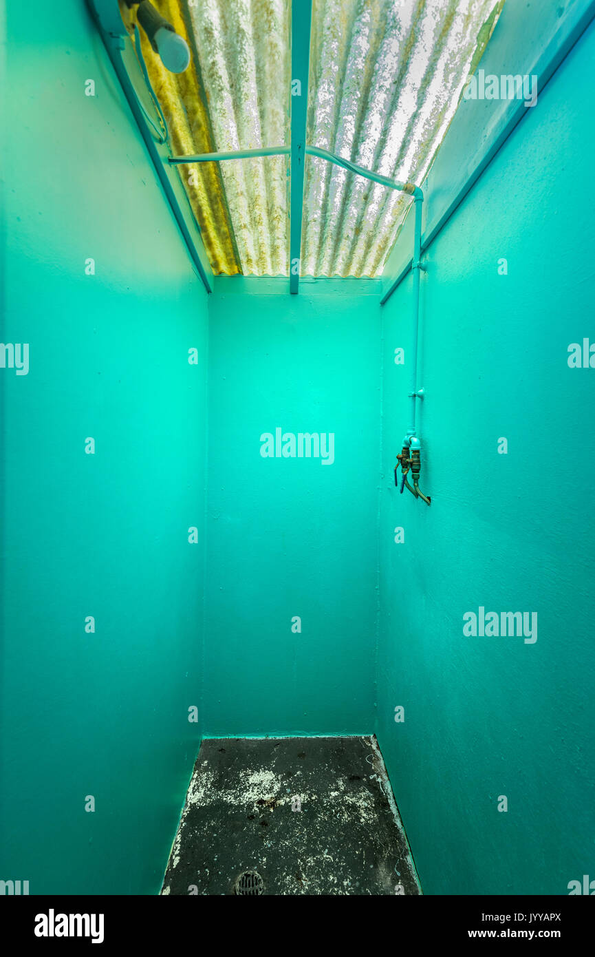 Empty closet hi-res stock photography and images - Alamy