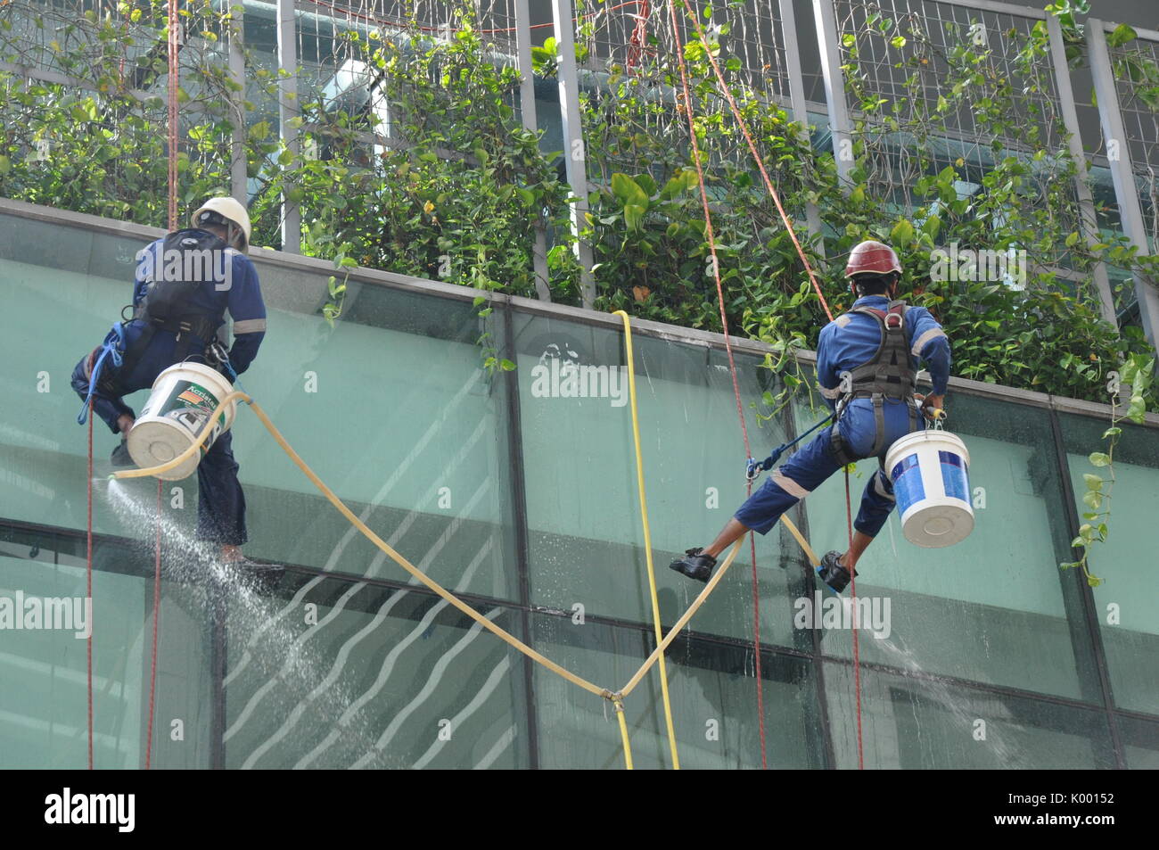 Abseiling down building hi-res stock photography and images - Alamy