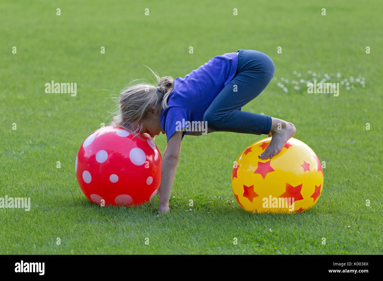 little girl doing tricks with balls Stock Photo - Alamy