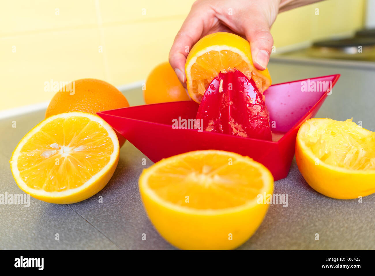 Hand squeezing orange juice hi-res stock photography and images - Alamy