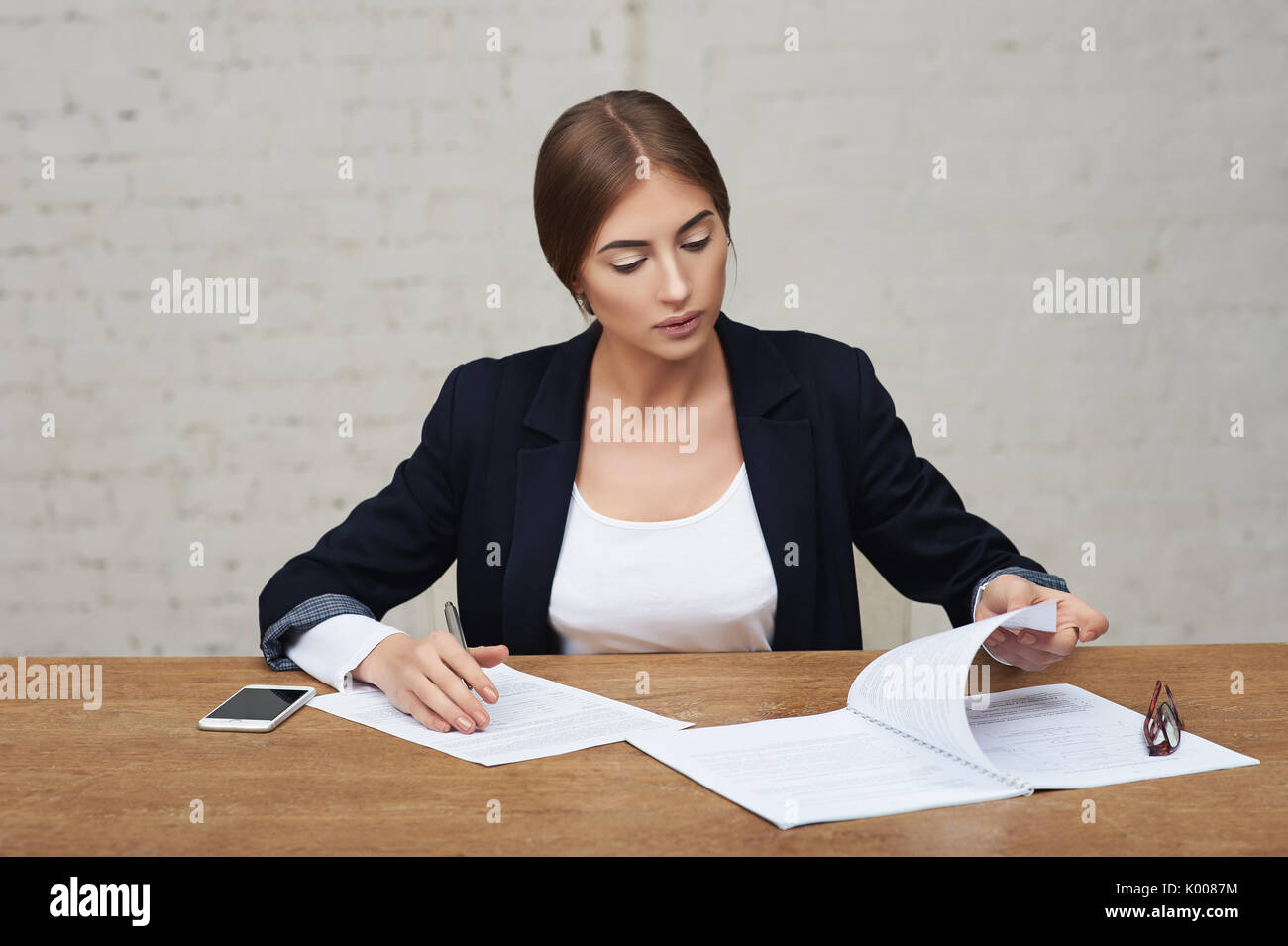 Business woman reading documents hi-res stock photography and images ...