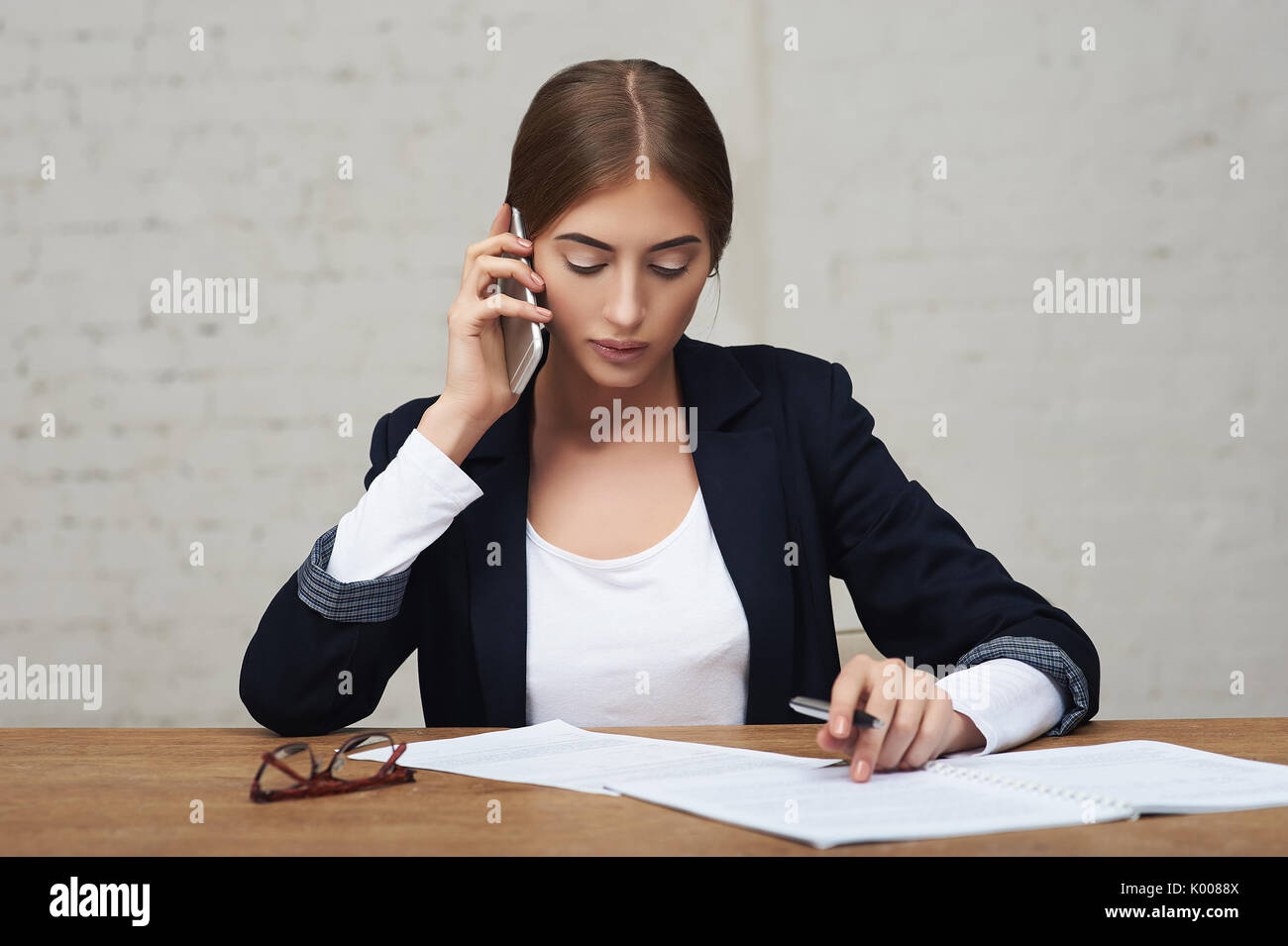 Reading writing talking hi-res stock photography and images - Alamy